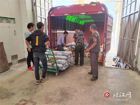 迤车镇发放大田烟用物资助力烤烟移栽 曲靖珠江网