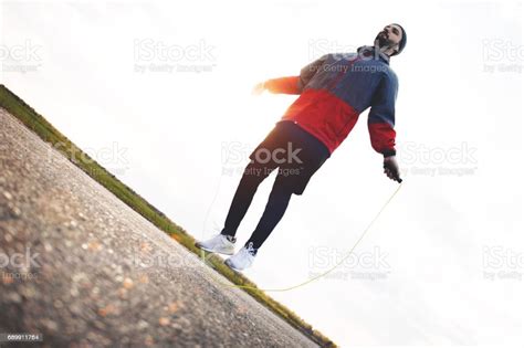 남자 선수는 운동 하 고 밧줄에 점프 선수는 마라톤 하기 전에 워밍업 밧줄에 대한 스톡 사진 및 기타 이미지 밧줄 속도 스포츠 훈련 Istock