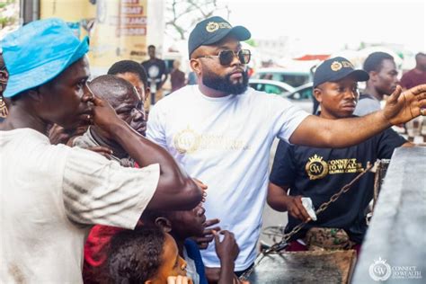 Dr Anarfi Feeds Over 5 000 People On The Street