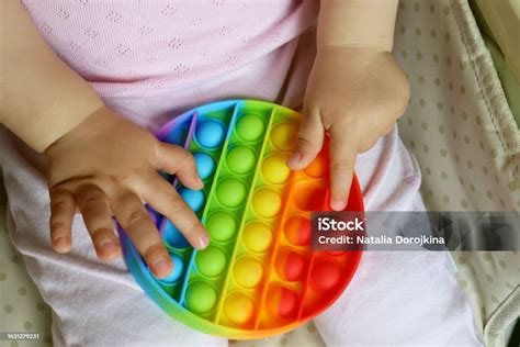 아이는 감각적 인 장난감을 팝으로 놀아요 아기는 Colorfu Squishy 부드러운 실리콘 거품에 눌러 스트레스와 불안 완화 스트레스를받는 어린이와 성인을위한 트렌디 한