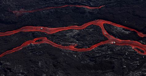 붉은 용암 흘러내리는 하와이 마우나 로아 화산