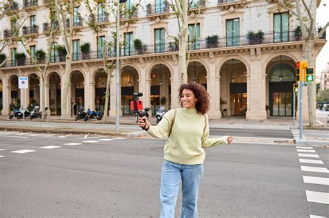 바르셀로나 도심에서 걷고 촬영하는 브이로그 인플루언서 걷기에 대한 스톡 사진 및 기타 이미지 걷기 브이로깅 Brand Name Smart Phone Istock