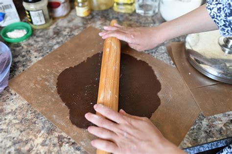 엄마는 반죽을 굴리고 있습니다 초콜릿 반죽 반죽 준비 레시피 빵으로 작업 하는 손 피자 반죽을 만드는 여성의 손 여자의 손은 반죽을 굴려 롤링 핀으로 부엌 보드에 어머니 롤
