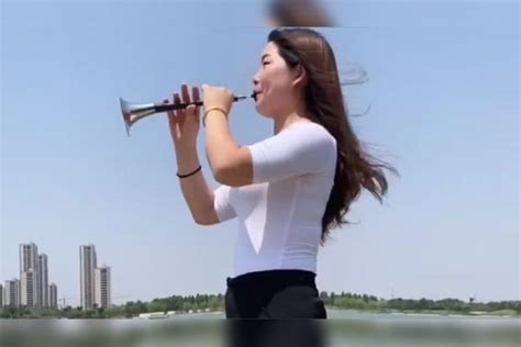 唢呐dj《人间第一情》《火火的爱》曲美人也美，吹得带劲！曲美人人间唢呐