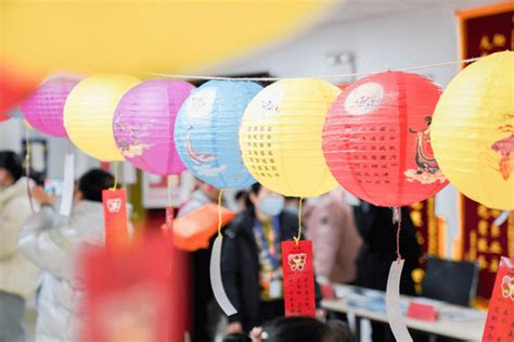 宏立城物业开展“猜灯谜”主题活动，街坊邻居闹元宵啦！谜底业主欢声笑语