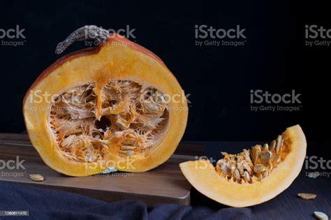 부엌에서 나무 도마에 어두운 검은 배경에 호박 작물의 못생긴 잘 익은 조각 0명에 대한 스톡 사진 및 기타 이미지 0명