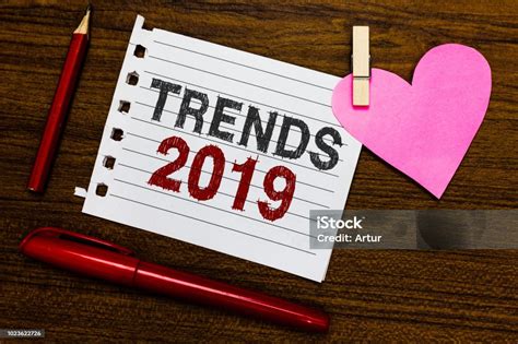 단어 쓰기 텍스트 동향 2019 다가오는 년 일반적인 경향이 널리 논의 온라인 노트북 조각 종이 마커 옷 핀 하트 나무 배경