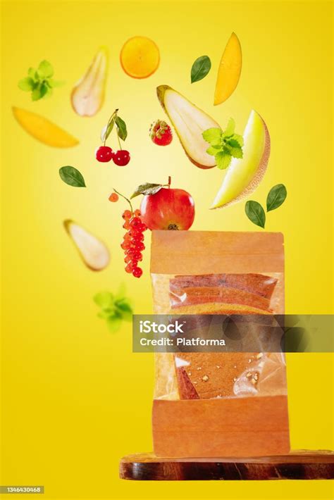 녹색 배경에 과일 믹스 파스티유 과일 부양 달콤하고 건강한 음식 간식 다이어트 비타민 음식과 비건 식품 딸기와 과일의 천연 과자 공간을 복사합니다 건강한 식생활에 대한 스톡