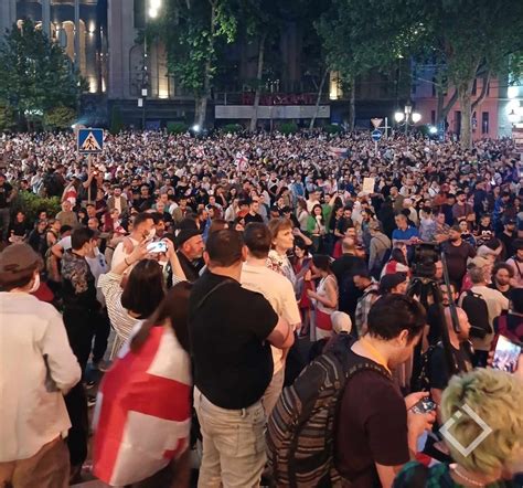 პარლამენტთან 9 აპრილის ქუჩის მხარეს პოლიციის კორდონია განლაგებული მობილიზებულია