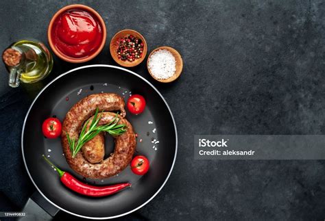 텍스트복사 공간이 있는 석조 배경의 프라이팬에 나선형 으로 구운 소시지 고기에 대한 스톡 사진 및 기타 이미지 고기 구이 굽기 Istock