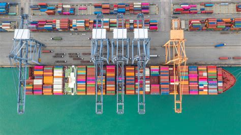 수출 및 수입 사업 물류 및 운송에 컨테이너 선박 크레인에 의해 항구에 화물 및 컨테이너 상자 배송 물 운송 국제 공중 보기 및 평면도 0명에 대한 스톡 사진 및 기타