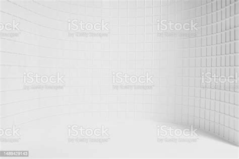 하얀 작은 타일 벽 전시를 위한 나무 표면 화장품 상품 디자인의 프리젠테이션이 있는 구부러진 틈새 모형으로 하얀 추상적인 장면