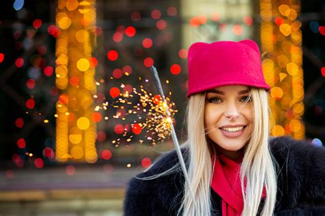 보케 배경에서 스파클러와 함께 크리스마스를 축하하는 미소 짓는 금발 모델 텍스트 공간 20 24세에 대한 스톡 사진 및 기타