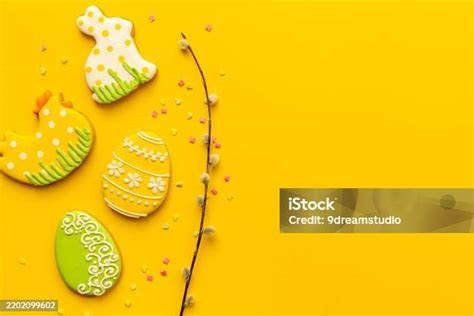 버드나무 가지를 곁들인 부활절 수제 토끼 쿠키와 달걀 평면도 공휴일에 대한 스톡 사진 및 기타 이미지 공휴일 달콤한 음식 디자인 Istock