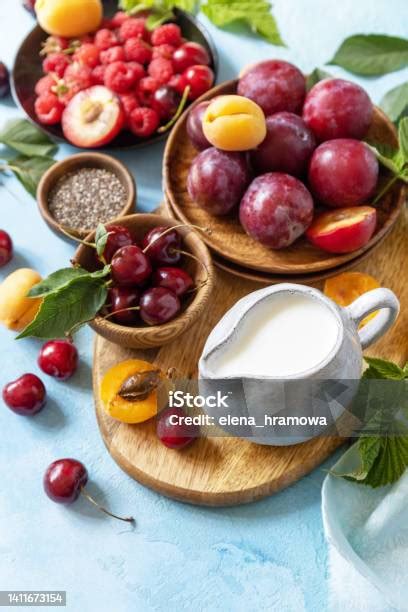건강한 스무디를위한 재료 우유와 열매 를 돌 탁상에 놓습니다 건강한 식습관 원시 음식 다이어트 및 비건 식품 개념 공간을 복사합니다 0명에 대한 스톡 사진 및 기타 이미지