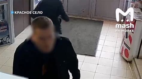 Лютый переполох в питерском ТЦ у охранника стажера спросили почему он не работает и его