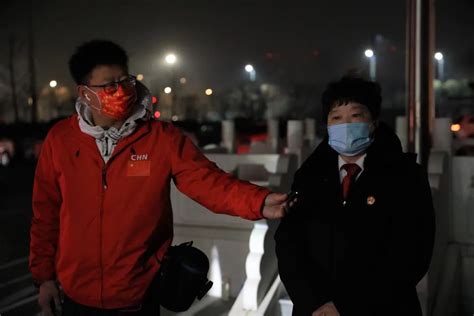 菏泽中院凌晨抓“老赖”，现场大曝光，画面是不是很解气！澎湃号·政务澎湃新闻 The Paper