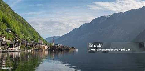 할슈타트 오스트리아 호수와 산이 있는 할슈타트 마을의 자연 경관 파노라마 할슈타트에 대한 스톡 사진 및 기타 이미지 할슈타트 0명 건물 외관 Istock