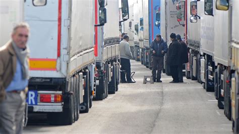 12 километрова опашка от тирове на ГКПП Капитан Андреево Новини бг