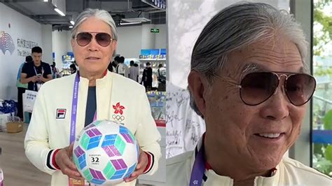 霍震霆在亚运村为孙子孙女抢到最后一个足球：纪念史上最好亚运新浪新闻