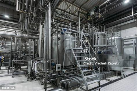 맥주 공장의 현대 양조 장비 발효 및 음료의 성숙을위한 강철 통 산업에 대한 스톡 사진 및 기타 이미지 산업 크래프트맥주