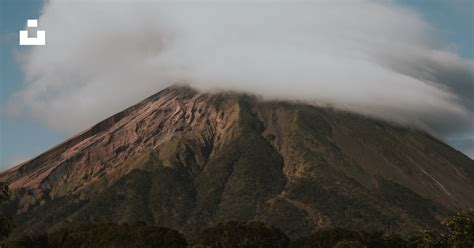 맑고 푸른 하늘 아래 산 위의 구름 사진 Unsplash의 무료 회색 이미지
