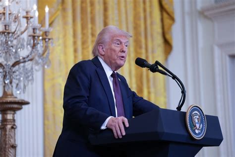 Трамп се заканува со нови царини за Канада вклучително и 250 на млечните производи Вечер