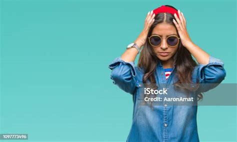 격리 된 배경 때문에 두통 절망과 스트레스에서 고통 위에 선글라스를 입고 젊은 아름 다운 아랍 여자 통증과 편두통 머리에 손입니다 걱정하는에 대한 스톡 사진 및 기타 이미지