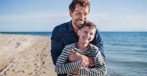 작은 아들을 껴안고 해변에서 야외 산책을 하며 즐거운 시간을 보내는 아버지 사진 Unsplash의 물 이미지