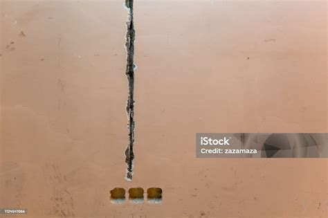 작업 프로세스 Groove 또는 전기 인터넷 케이블 및 전기 쫓는 벽 콘센트 전에 석고 및 그림을 아파트에 벽 건설 리 모델링 리 모델링 확장 복원 재건 및 홈 개선 가정의