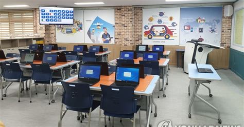 유기홍 학교에 학생 5명당 컴퓨터 1대뿐 이마저도 낡아