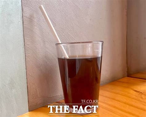 플라스틱보다 낫다고친환경 종이빨대의 배신