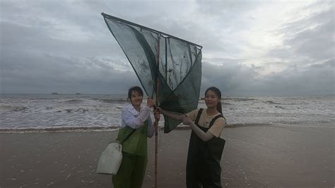 猪猪又带皮皮去海里捞虾，两个人效果果然不一样，晚上有海鲜大餐吃了 Youtube