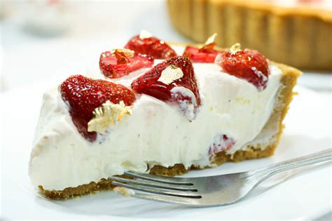 맛있고 달콤한 딸기 파이 한 조각에 버터 크림을 얹고 작은 흰색 접시에 신선한 딸기를 얇게 썬다 음식 사진 개념입니다 선택적