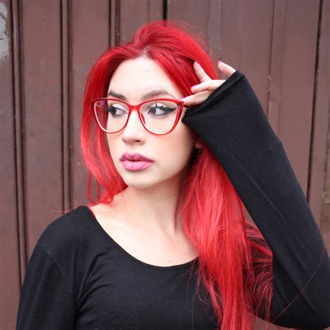 How To Choose The Right Glasses For A Round Face Lakoh