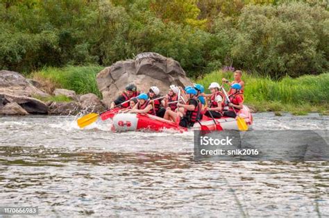 래프팅 여행 한 무리의 남자와 여자가 강가에 있는 커다란 팽창식 배를 타고 내려왔다 배에는 어린이가 있습니다 가족에 대한 스톡 사진 및 기타 이미지 Istock