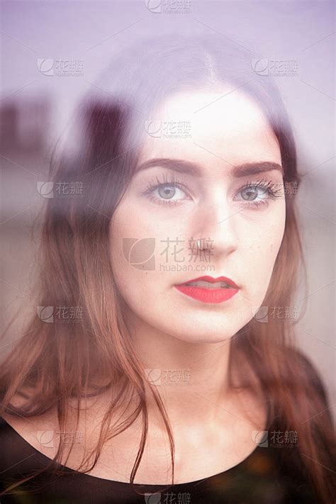 一幅年轻女子向窗外望去的肖像