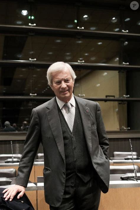 Lun Des Fils De Vincent Bolloré Représente Son Père à La Cérémonie Pour Philippe Labro Avec