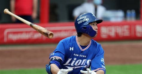 구자욱 홈런 날리며 배트 플립