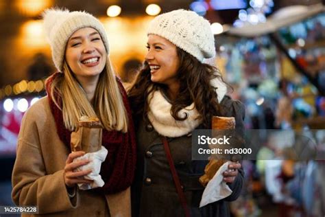 크리스마스 시장에서 함께 시간을 즐기는 행복한 여자 친구 사람 행복 개념 겨울에 대한 스톡 사진 및 기타 이미지 겨울 우정 공휴일 Istock