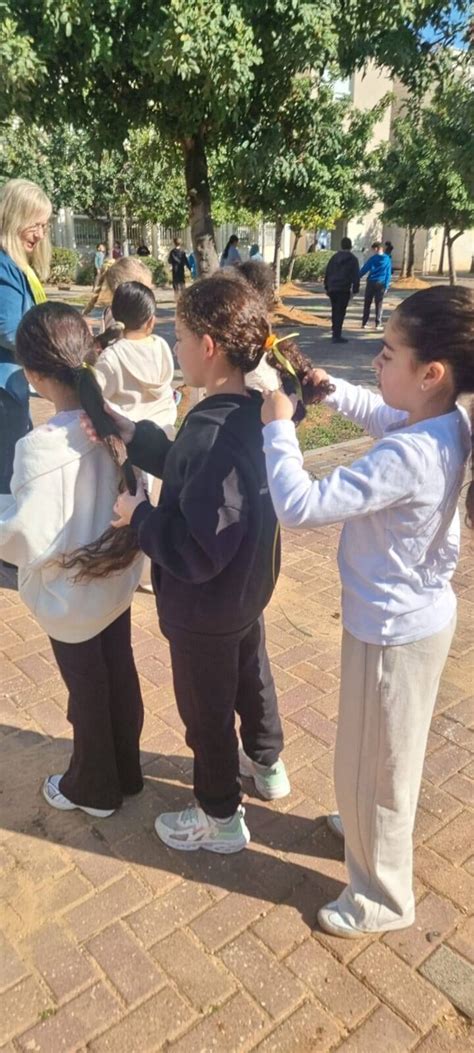 תלמידי בית הספר איתמר בן אבי בראשון לציון במחווה מרגשת לתמיכה בחטופות והגיעו לבית הספר עם צמות