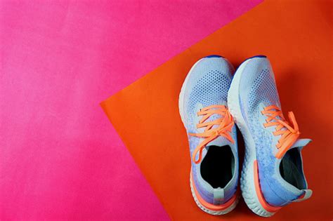 복사 텍스트 공간 상단보기와 분홍색과 주황색 바닥에 운동화 또는 운동화 0명에 대한 스톡 사진 및 기타 이미지 0명 가냘픈 개인 장식품 Istock