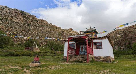 Өргөн уудам тал нутаг уулархаг уулстай Монгол Улс түүх оюун санааны гүнд шингэсэн нутаг юм