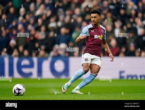Aston Villa S Ollie Watkins Chooses Not Too Shoot Instead Squares The