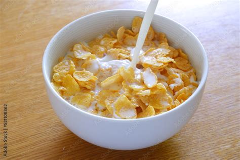 ミルクとコーンフレークの朝食 Stock Photo Adobe Stock