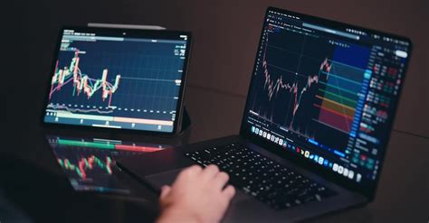 듀얼 스크린에서의 동적 암호화폐 거래 · 무료 스톡 동영상