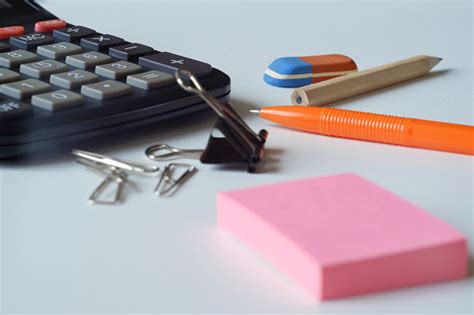 테이블에 탄성 밴드와 함께 연필 펜 계산기 비즈니스 항목 있습니다 데스크톱 컴퓨터에 대 한 키보드입니다 종이 클립 버튼 그리고 다른 사무실입니다 경영자에 대한 스톡 사진 및