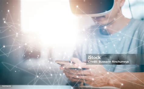 Vr 안경을 착용하는 남자 가상 글로벌 인터넷 연결 메타버스 메타버스 디지털 사이버 세계 기술 개념 네트워크 연결 및 홀로그램
