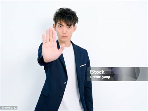 어두운 블루 레저 슈트 흰 벽 배경 포즈에 잘생긴 중국 젊은이의 초상화 카메라를 응시 하 고 중지 제스처 개념에 대한 스톡 사진 및 기타 이미지 Istock