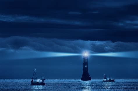 Photo Libre De Droit De Phare Et Les Bateaux Dans La Nuit Banque D